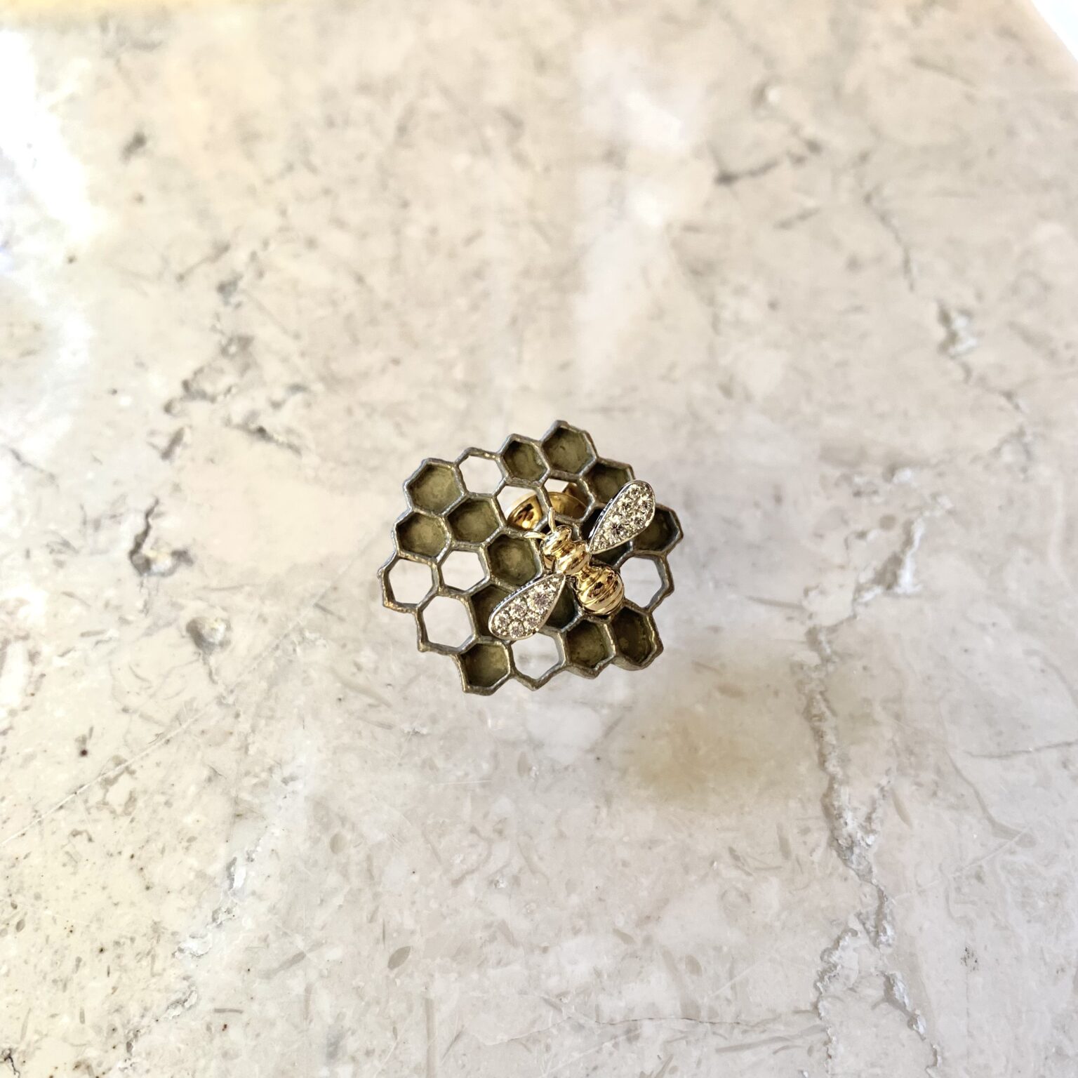 安心堂浜松店公式ブログ 【Gimel】ギメルのみつばちブローチ揃っています【安心堂浜松店】