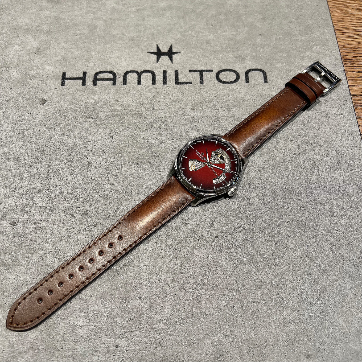 安心堂浜松店公式ブログ 【HAMILTON】ハミルトン 情熱のバーガンディ文字盤が腕元を照らす ジャズマスター OPEN HEART AUTO ...