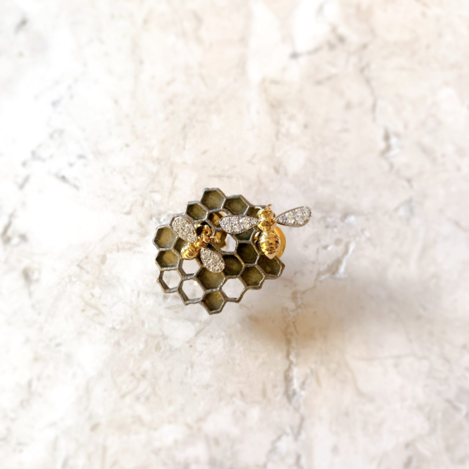 安心堂浜松店公式ブログ 【gimel】ギメル 話題！？のミツバチのピンブローチ